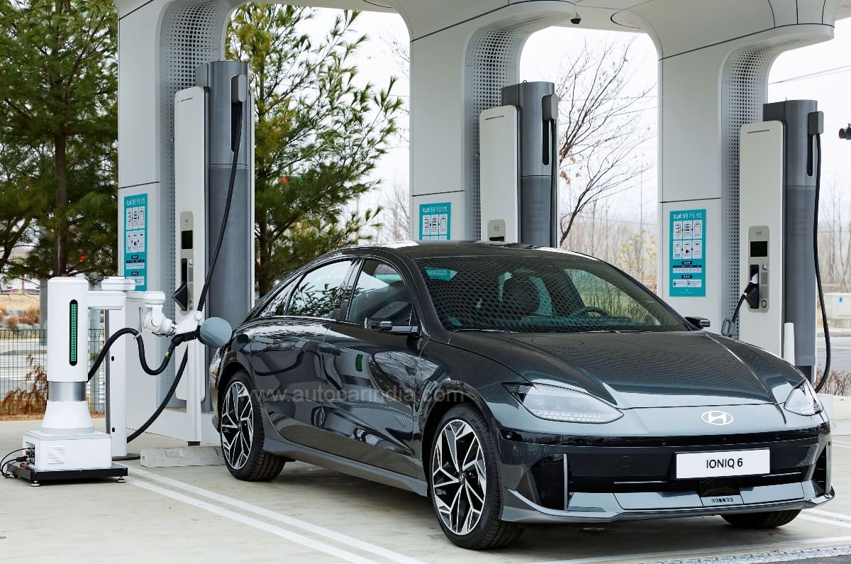 Automated electric fast charging, DC charging, robot charging, Hyundai ...