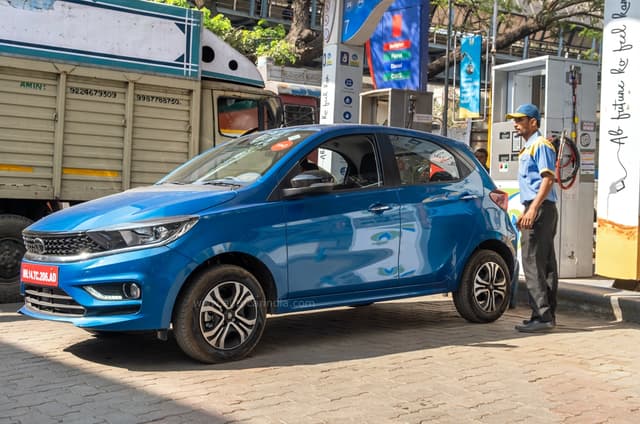 Tata Tiago CNG AMT price, automatic, review, colours, mileage, features ...