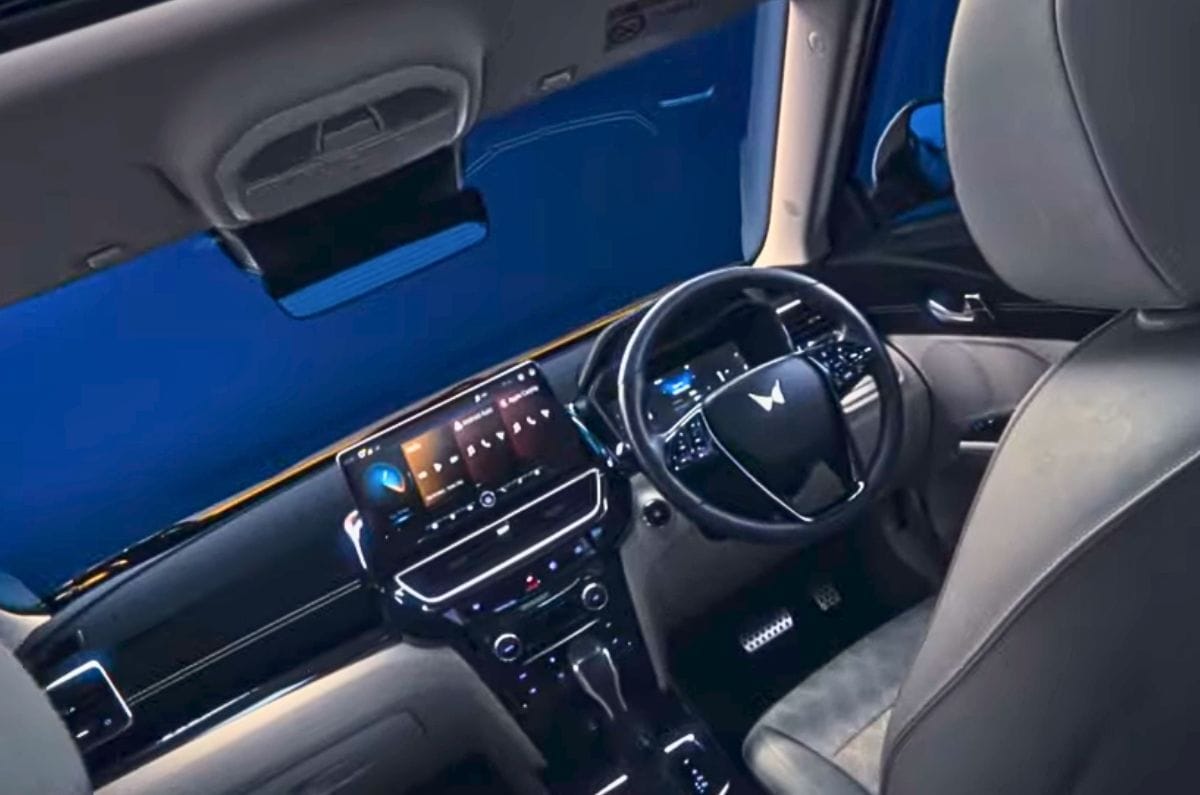 Mahindra XUV300 facelift, Mahindra XUV300, XUV 3XO interior, features ...
