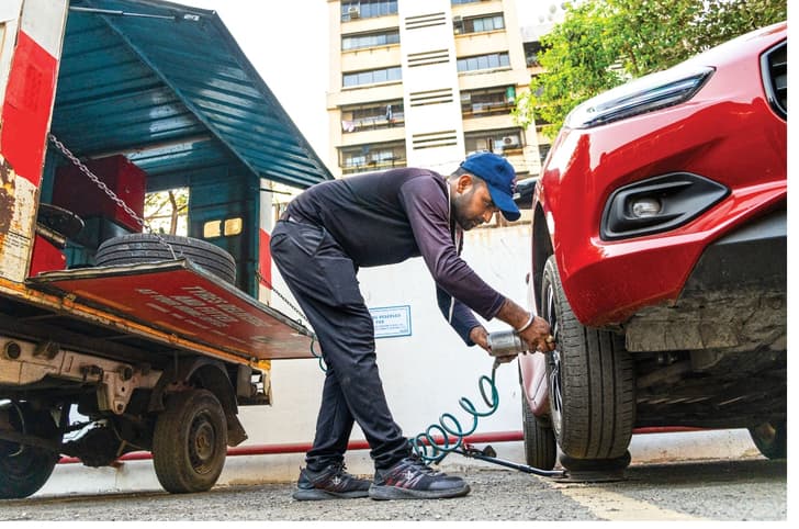 Doorstep tyre service, get your tyres changed without worry, battery ...
