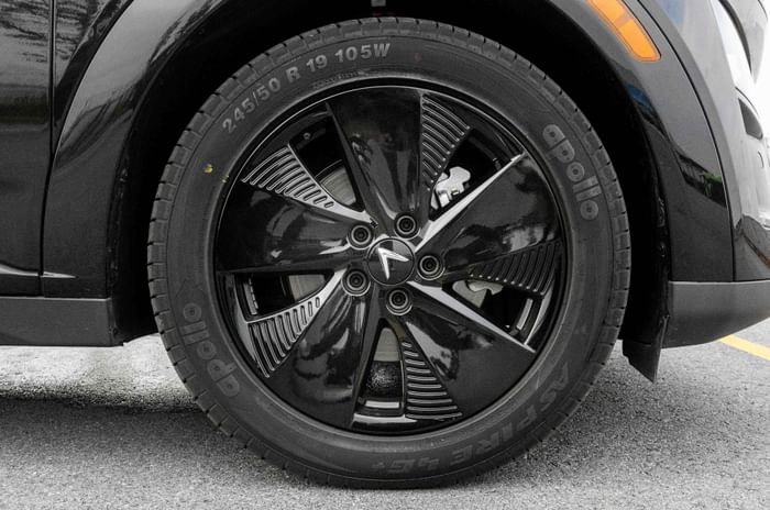 2025 Vinfast VF7 review: 350hp AWD EV with a spacious back seat ...