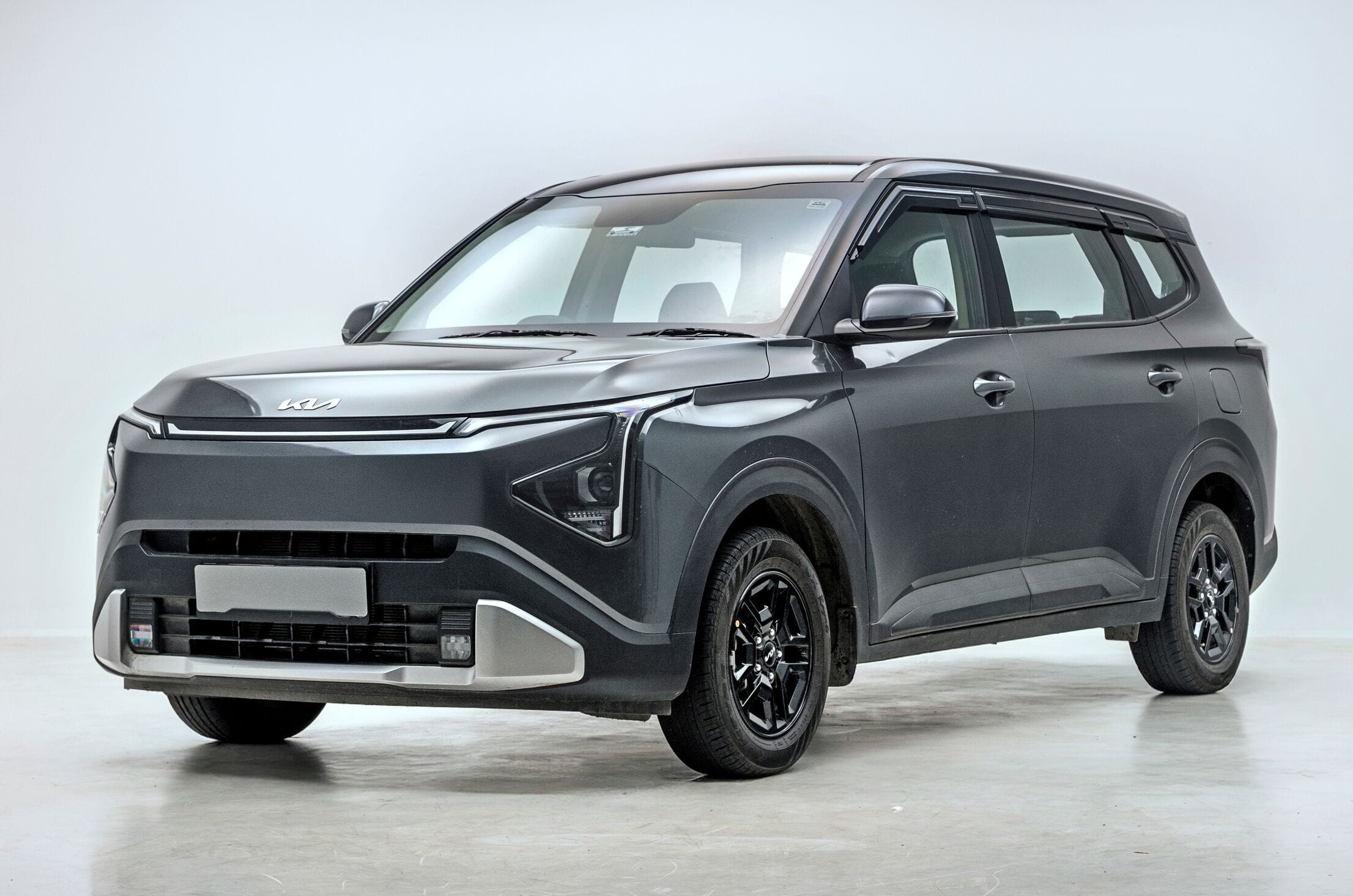 Kia Carens Clavis HTE (EX) trim launched at Rs 12.55 lakh ...